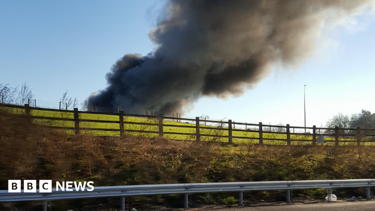 Driver dies as fire shuts part of M42 in Worcestershire - BBC News