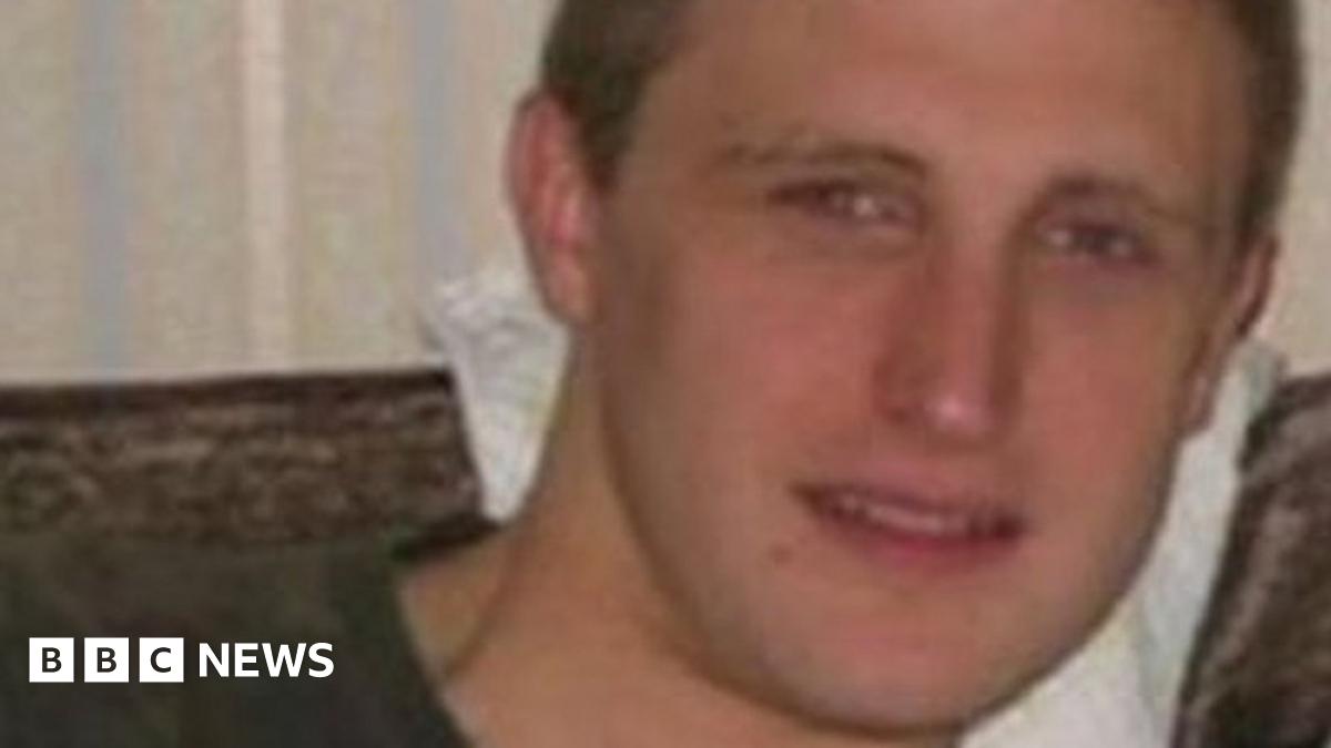 PC Gareth Browning dies three years after Whitley crash - BBC News