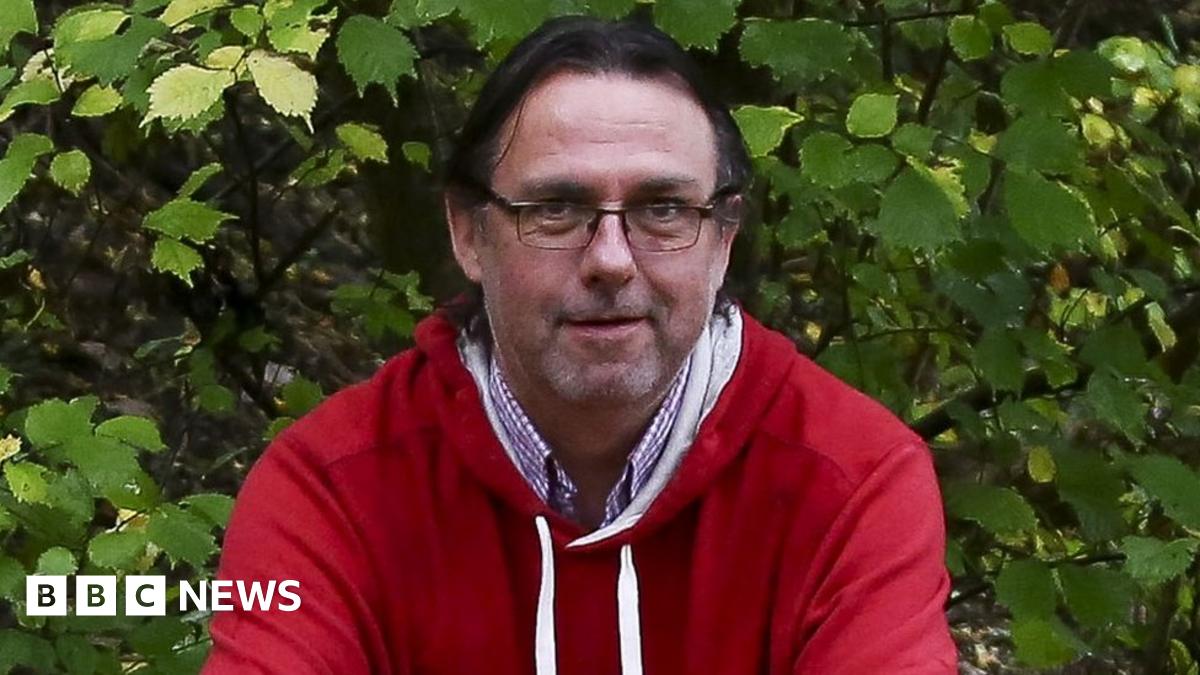 'Bullying' Mayor of Knighton Nick Johns suspended for six months - BBC News