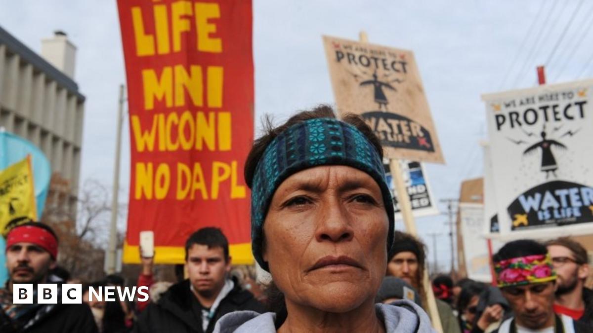 US government delays decision on North Dakota pipeline - BBC News