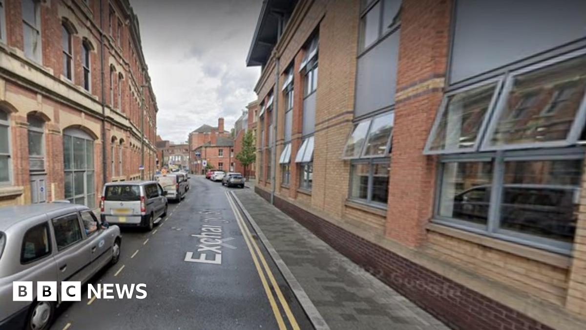 Kidderminster cordon in place after suspicious package report - BBC News