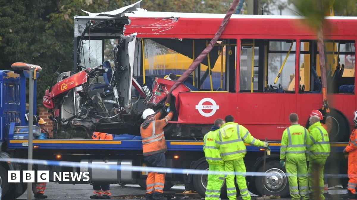 Orpington crash: Bus driver dies and 15 hurt in collision - BBC News