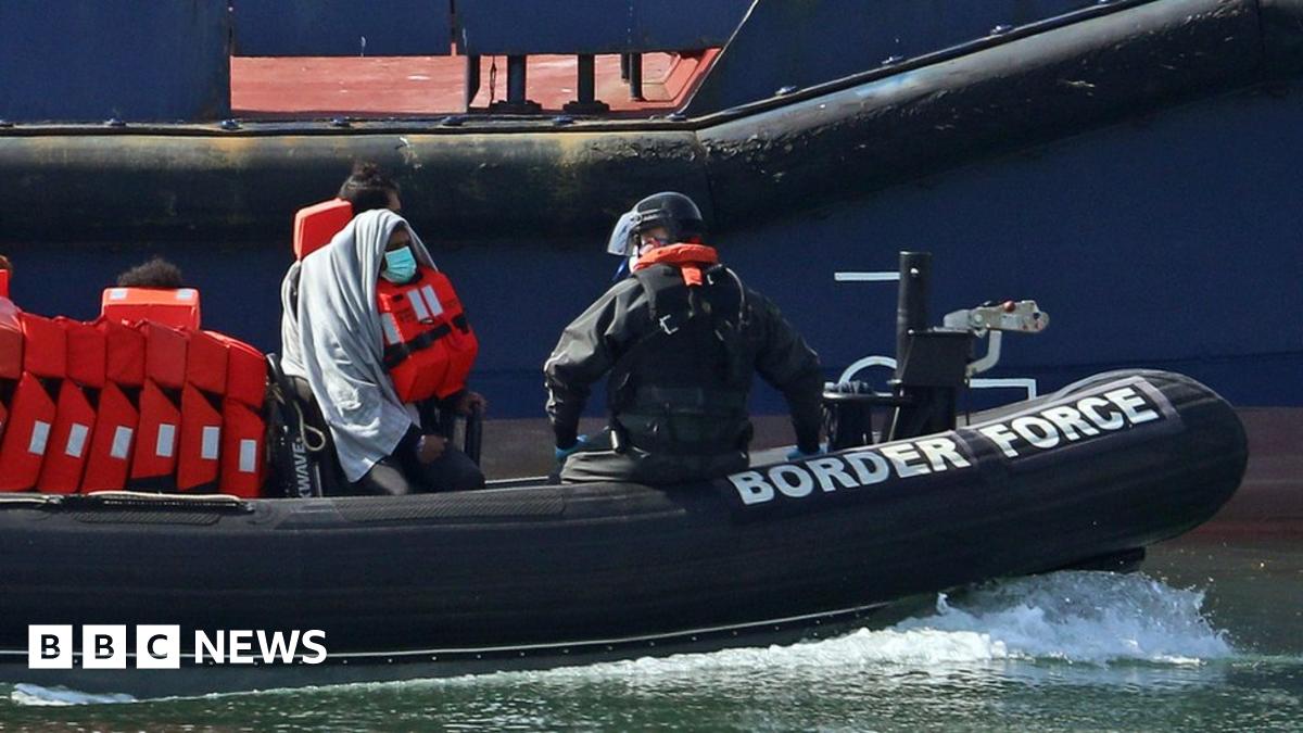 Border Force staff 'will face violence' when fingerprinting migrants ...