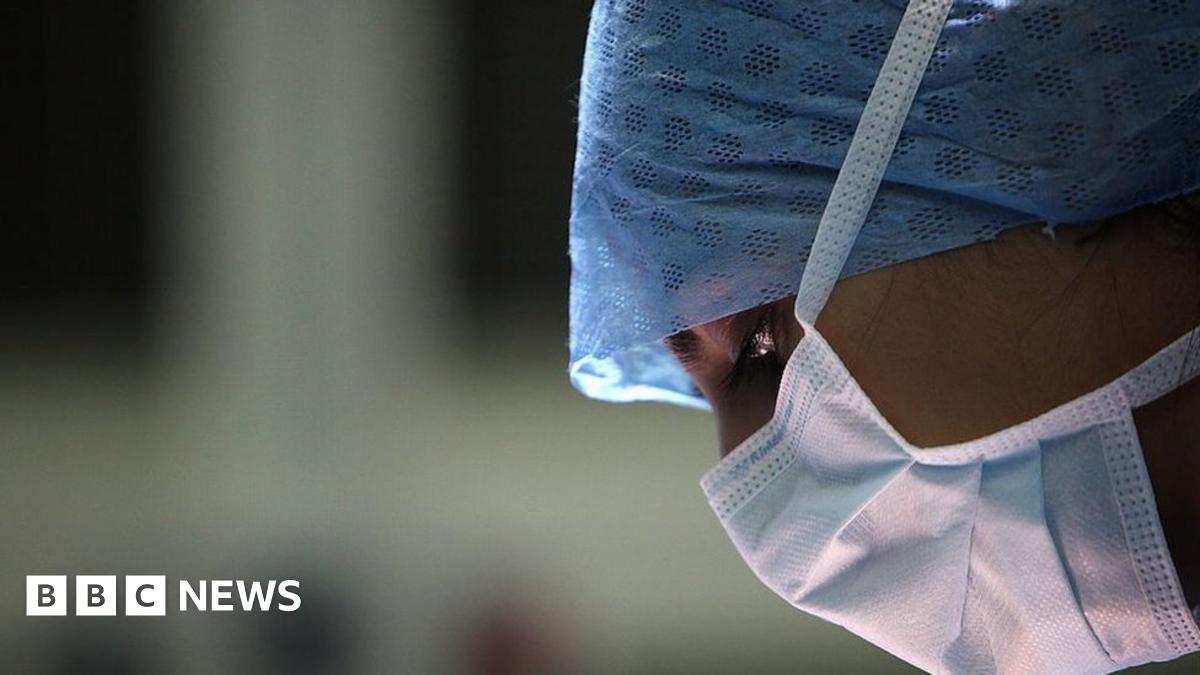 NHS workers demand 3.9% pay rise - BBC News