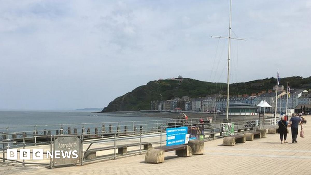 Safety concerns over 'eroded' Aberystwyth paddling pool - BBC News