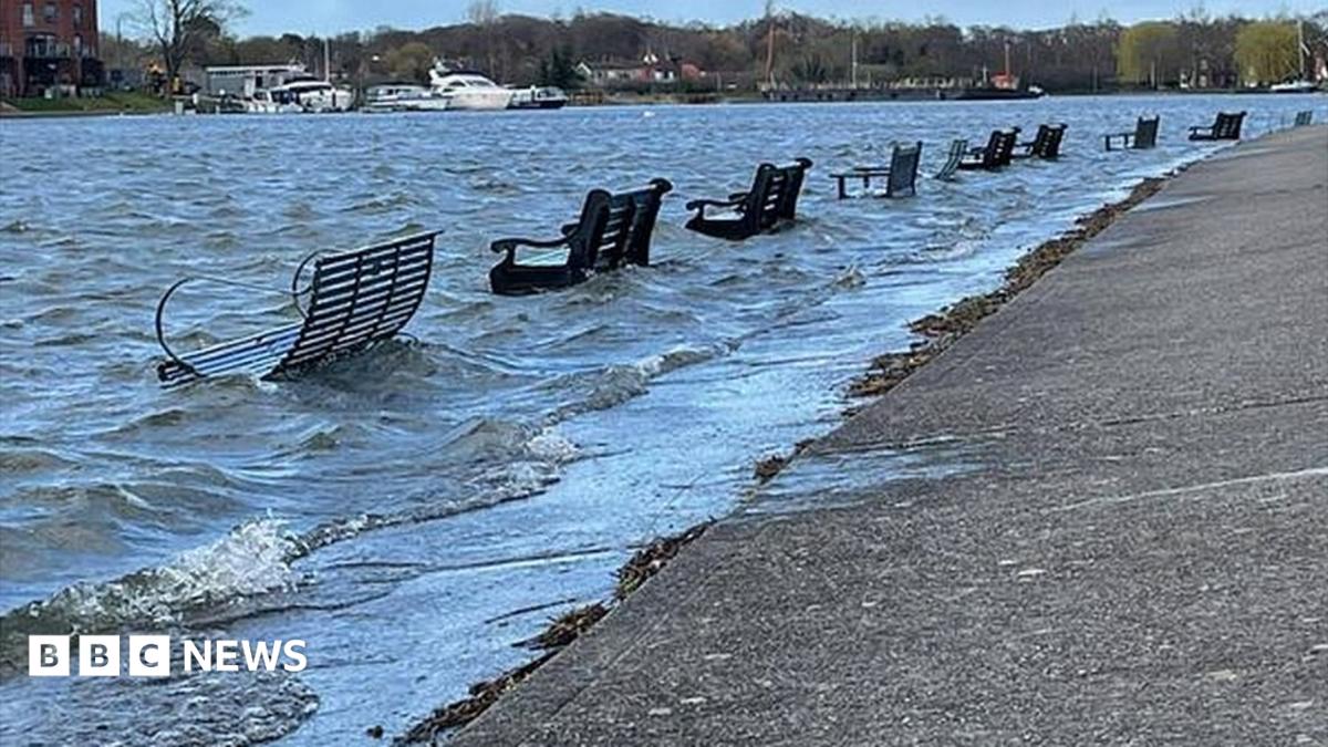 Flood alerts issued for Norfolk and Suffolk coast - BBC News