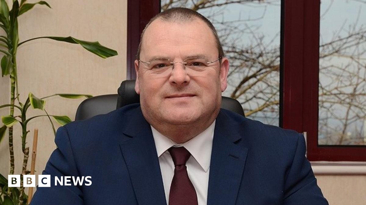 Sandwell Council leader Darren Cooper dies - BBC News