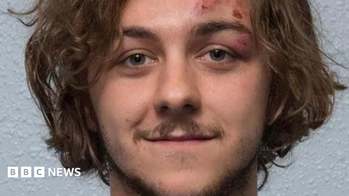 Damon Smith jailed for planting failed Tube bomb - BBC News