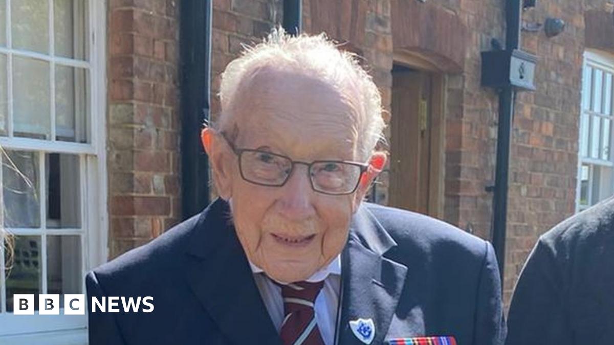 Captain Tom Moore receives gold Blue Peter badge - BBC News