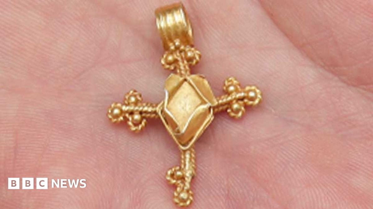 Medieval gold cross found by Norwich detectorist for sale - BBC News