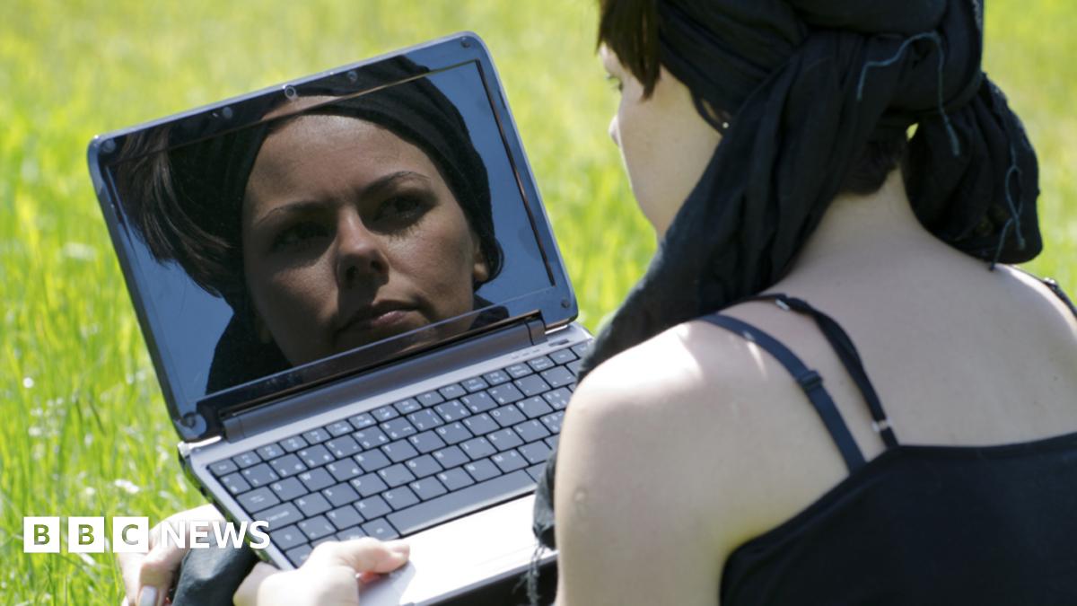 How disconnecting the internet could help our identity - BBC News