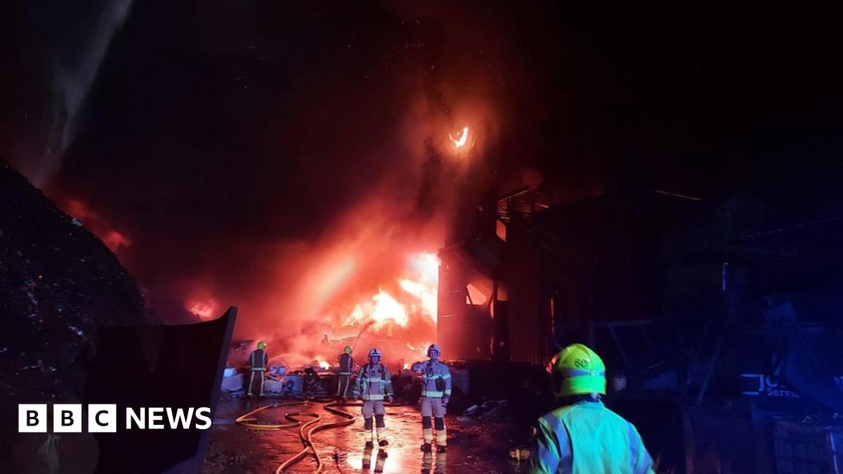 Dewsbury fire: 100 firefighters tackle industrial estate blaze - BBC News