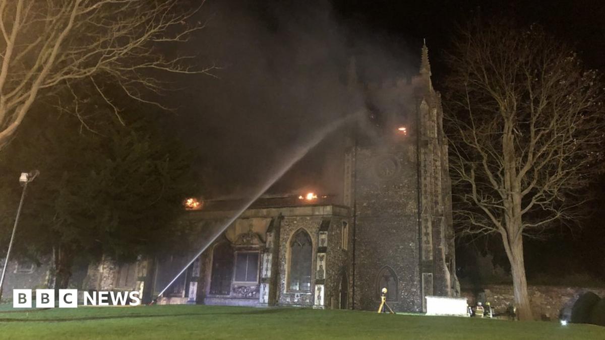Fire-hit Royston church marks Christmas in 'innovative' way - BBC News