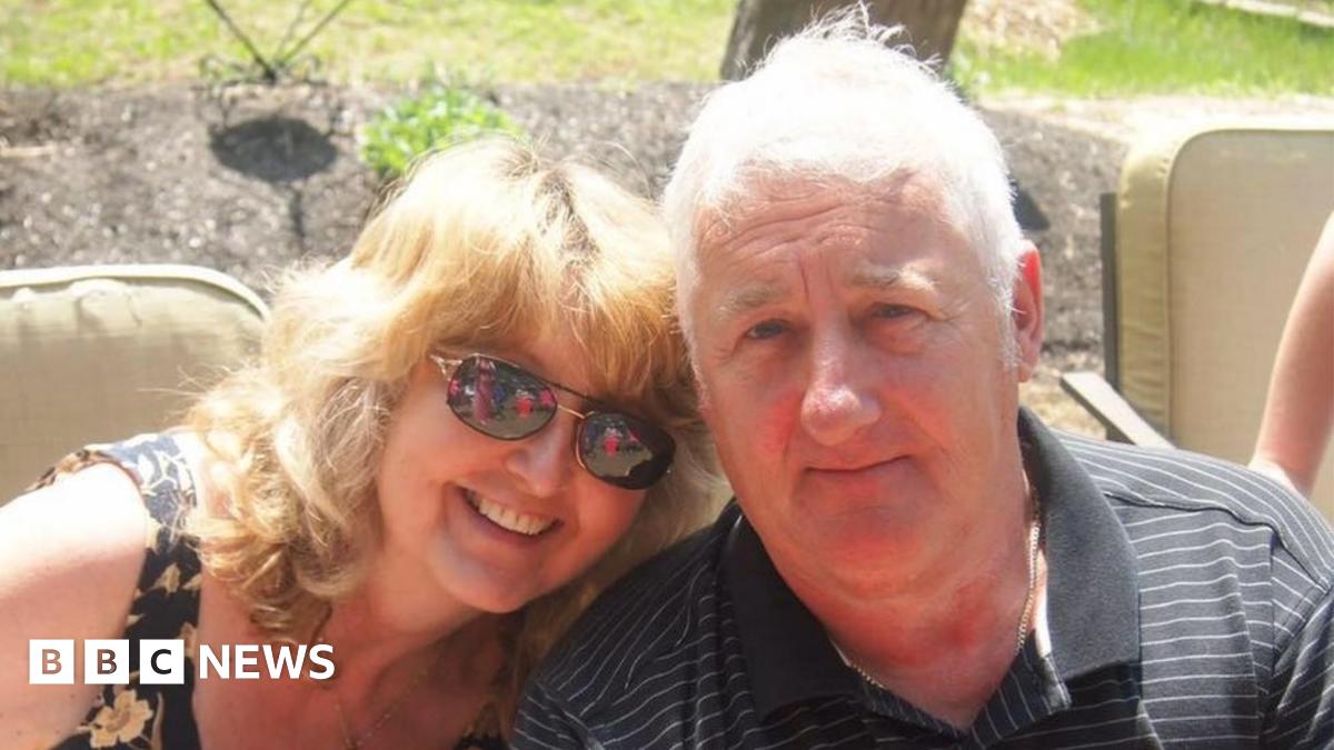 Oxford United superfan Steve Dyer dies of cancer - BBC News