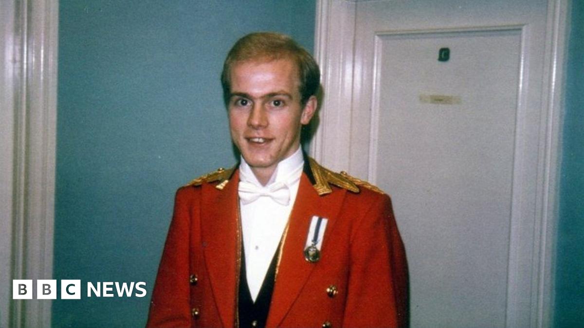 Queen Elizabeth II: Royal footman remembers 'smiling' monarch - BBC News