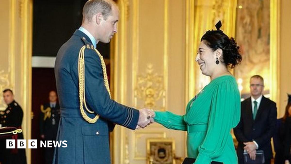 Prince William gives medal to woman after Rhondda attack - BBC News