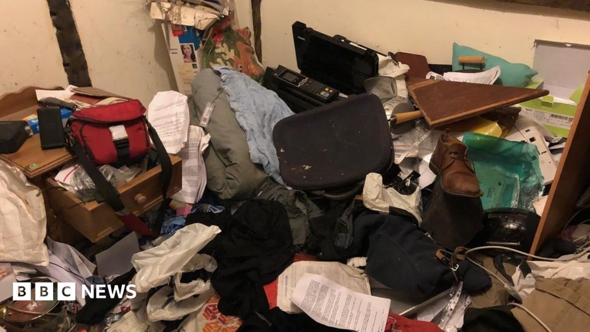 Hoarder's 10 years of clutter cleared from Suffolk home - BBC News
