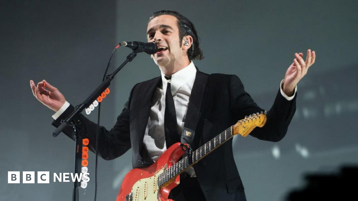 The 1975 close Reading Festival - BBC News