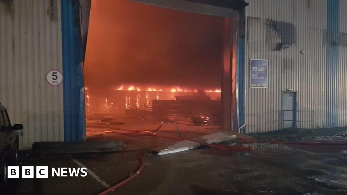 Aintree warehouse fire causes '800ft smoke plume' - BBC News