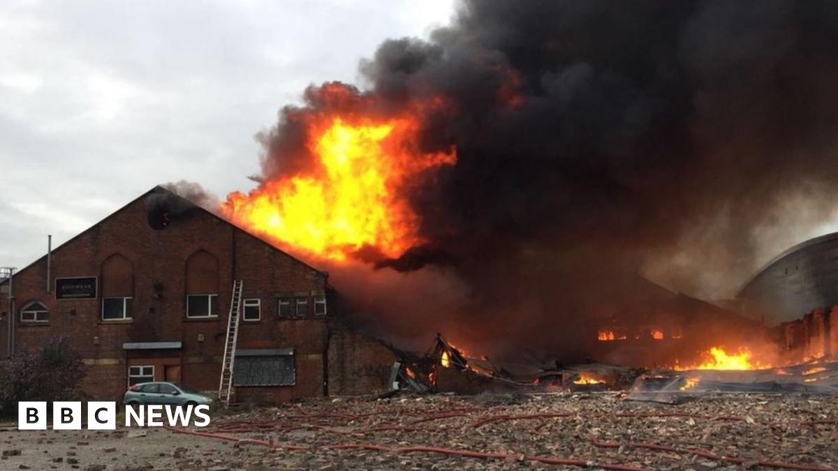 Manchester fire: Crews tackle large cash-and-carry blaze - BBC News