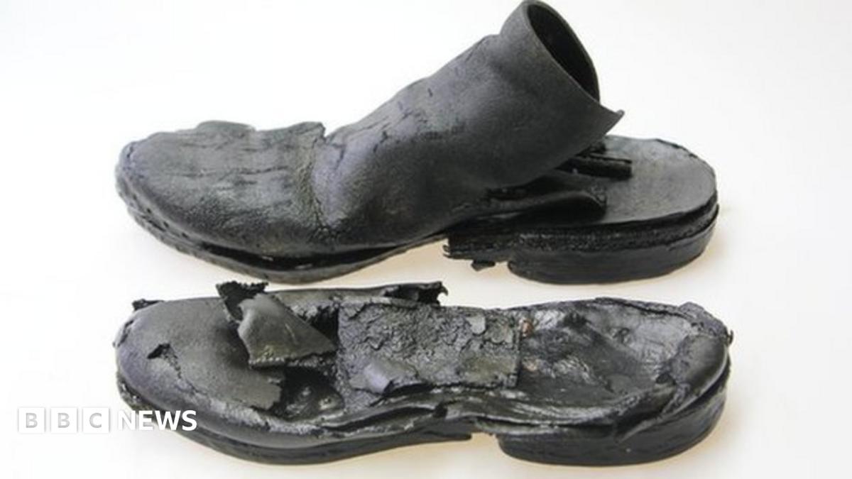 Oxford Westgate dig: Medieval leather shoes found - BBC News