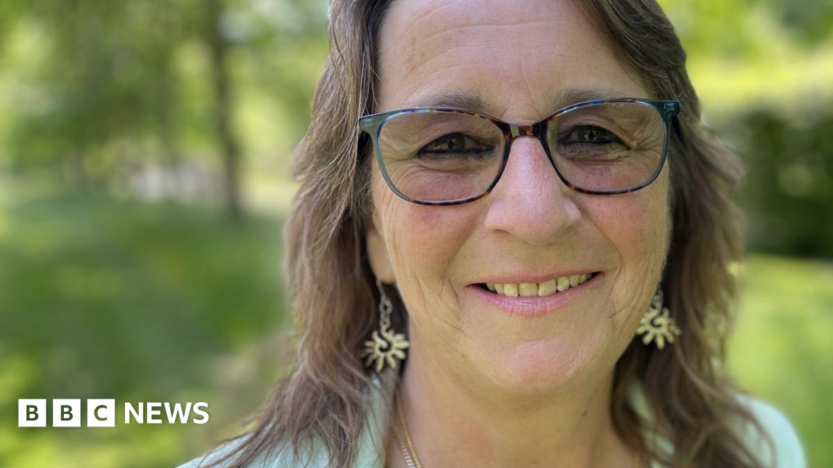 'I found my dream job in retirement - marrying people' - BBC News