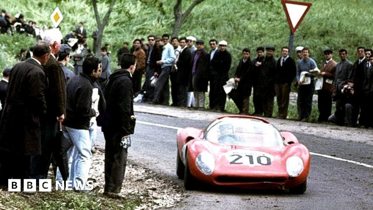 Amateur photographers capture golden age of motor racing - BBC News