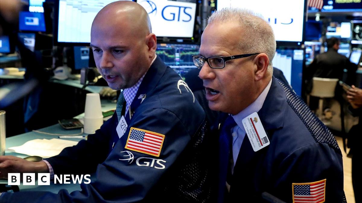 Markets drop as tech slowdown fears grow - BBC News