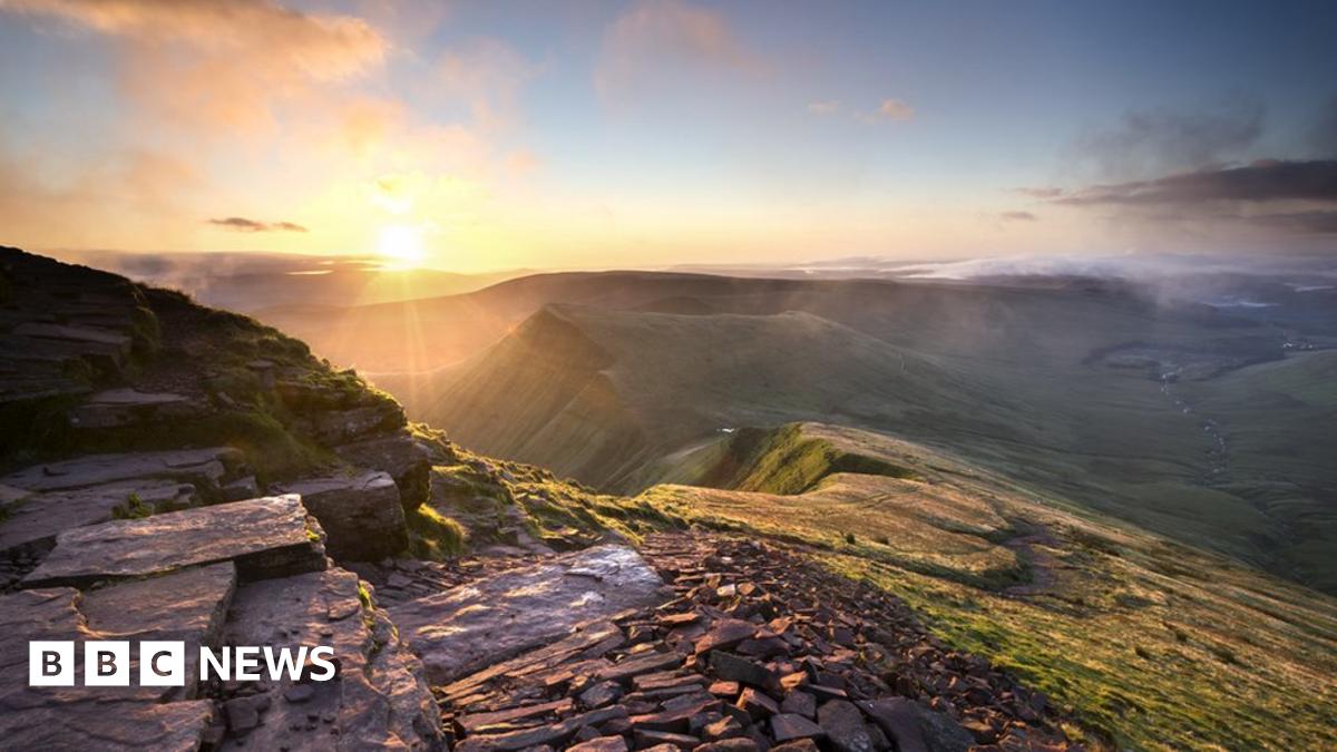 Brecon Beacons: Park to use Welsh name Bannau Brycheiniog - BBC News