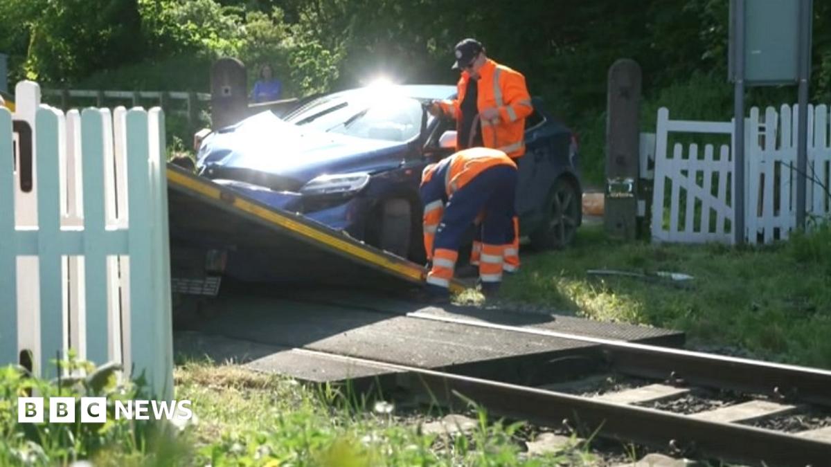 Newbridge: Bystanders thanked after heritage railway crash - BBC News
