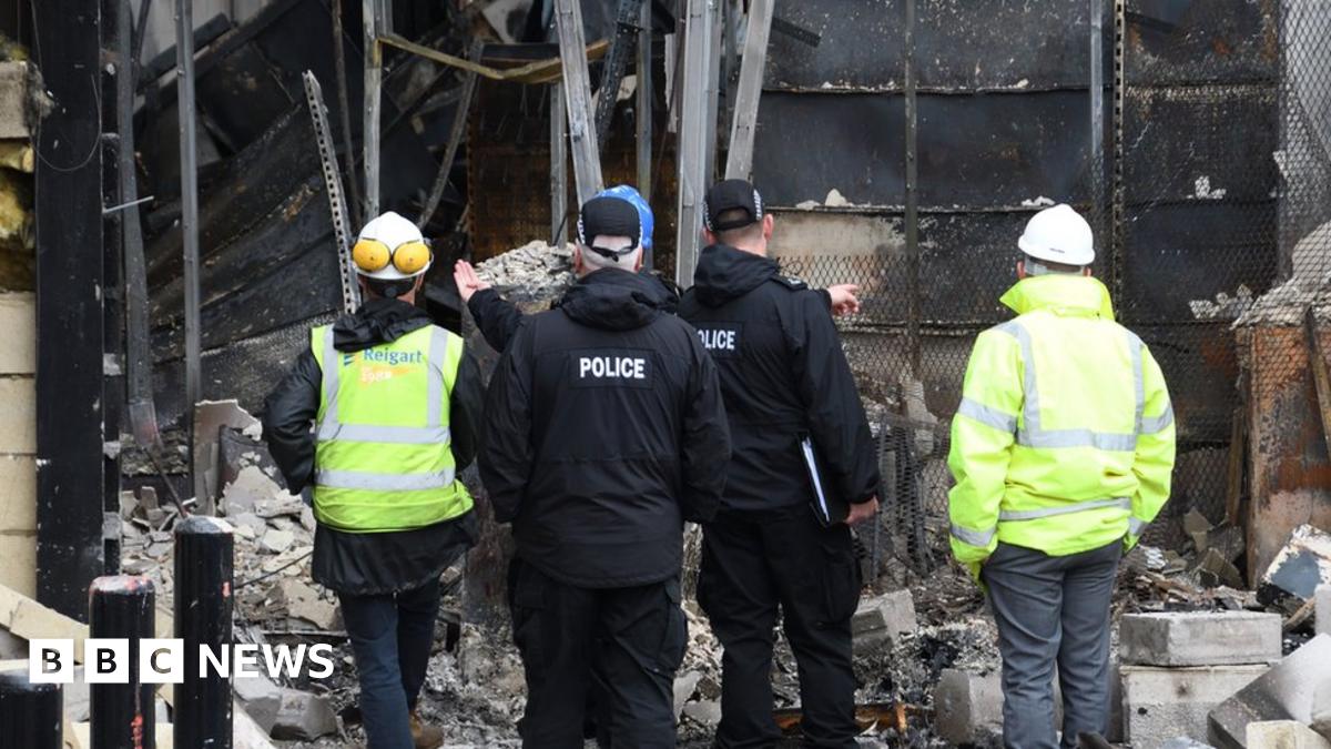 Body found in wreckage of burned-out store in Perth - BBC News