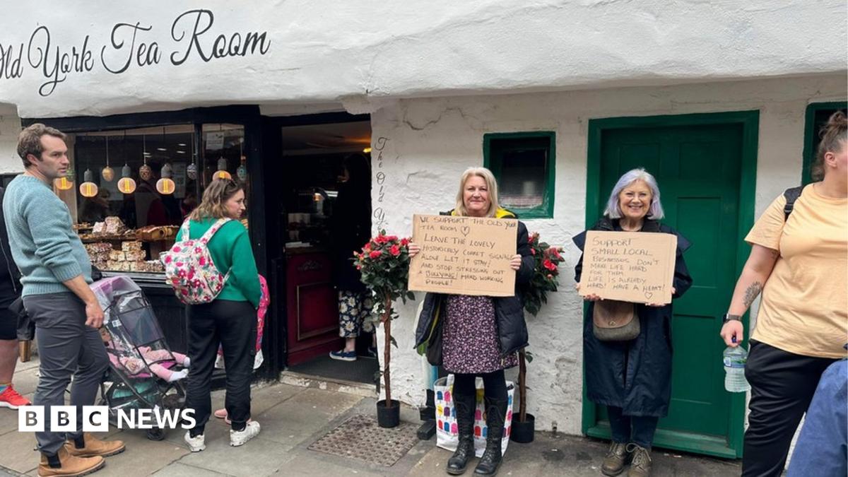 York signs row: Supporters gather in Lady Row to show solidarity - BBC News