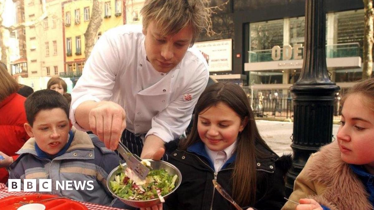 Jamie Oliver: Axing free school meals a disgrace - BBC News