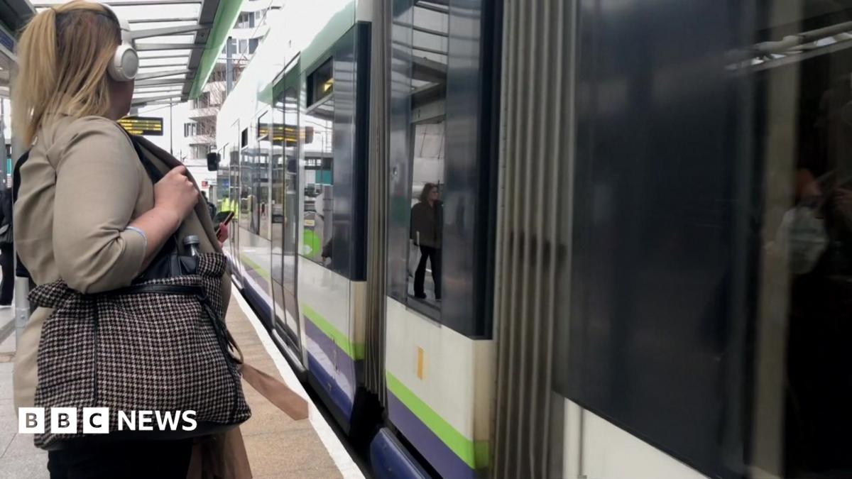 Tram services in south London hit by drivers' strike - BBC News