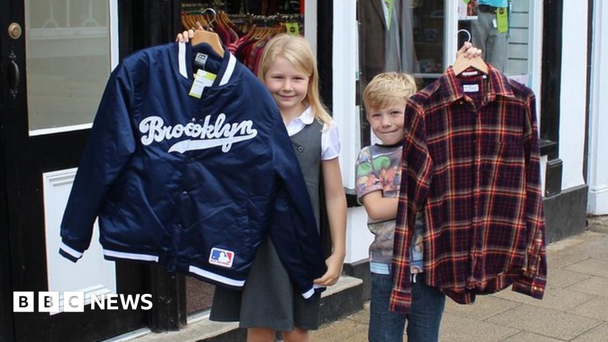 Ed Sheeran donates shirt worn in Bridget Jones film to charity - BBC News