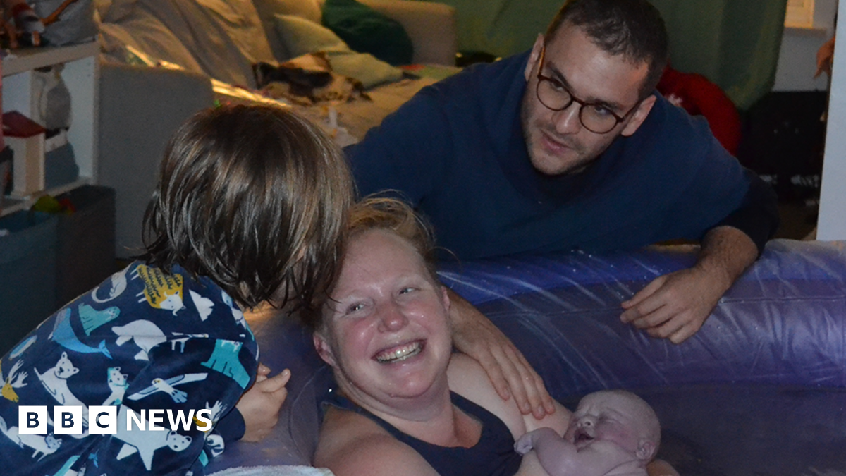 Freebirth: 'Giving birth without medical help felt safer' - BBC News