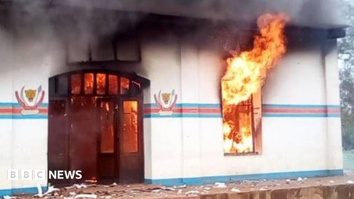 DR Congo crowd burns UN base and Beni town hall - BBC News