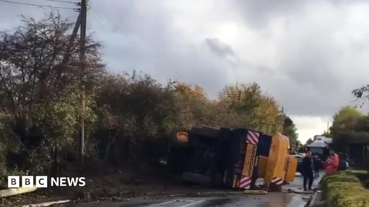 A140 in Suffolk blocked after crane truck overturns - BBC News