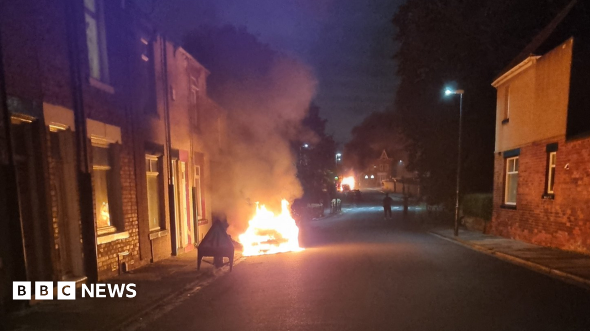 Hartlepool fire: Cars burnt out on several streets - BBC News