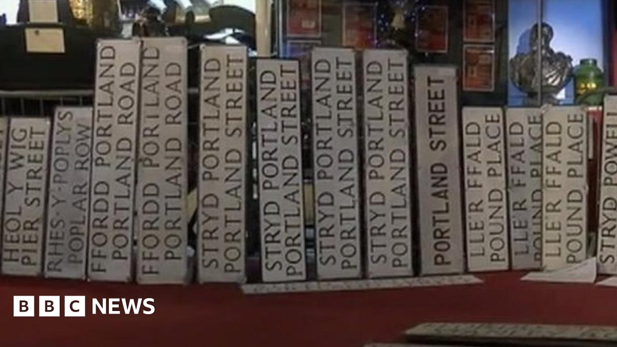 Aberystwyth street signs sold at auction for £15,000 - BBC News