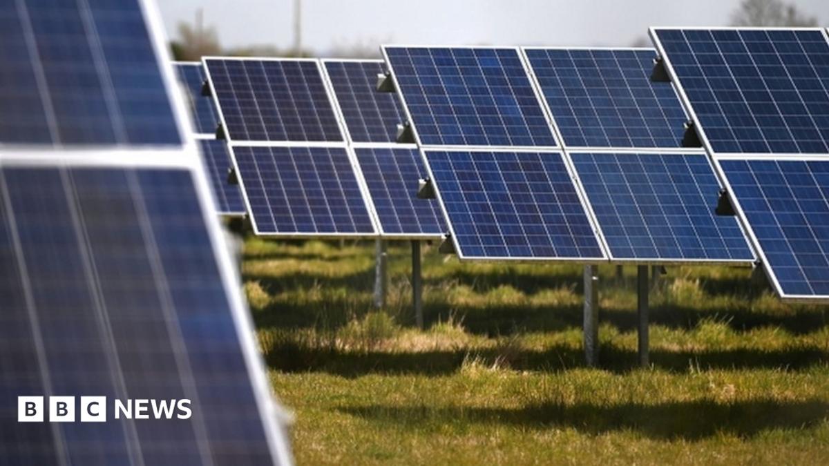 Skeeby solar farm plans get go-ahead - BBC News