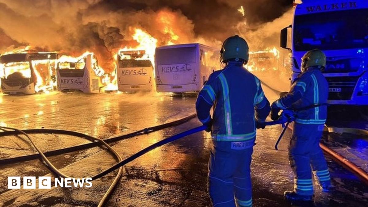 'Dramatic scene' after fire rips through Bromsgrove coaches - BBC News