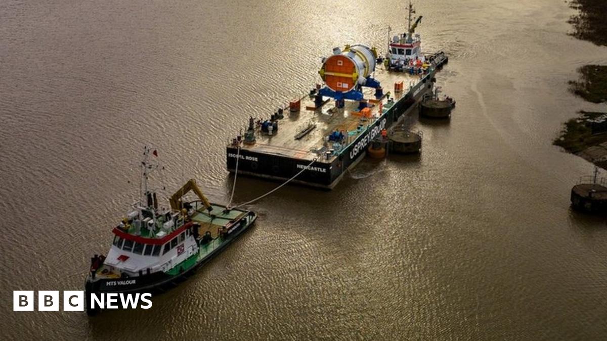 Somerset: Nuclear reactor arrives at Hinkley C power station - BBC News