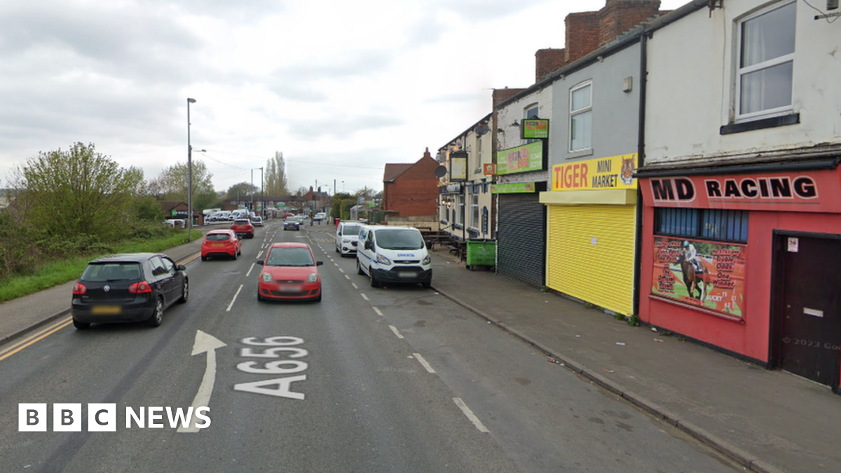 Motorcyclist dies in crash in Castleford involving several cars - BBC News