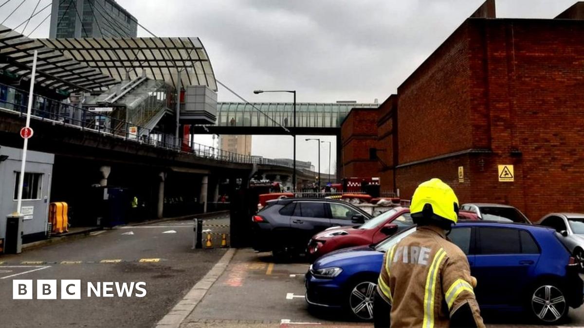 Poplar fire closes DLR and leaves 28,000 without power - BBC News