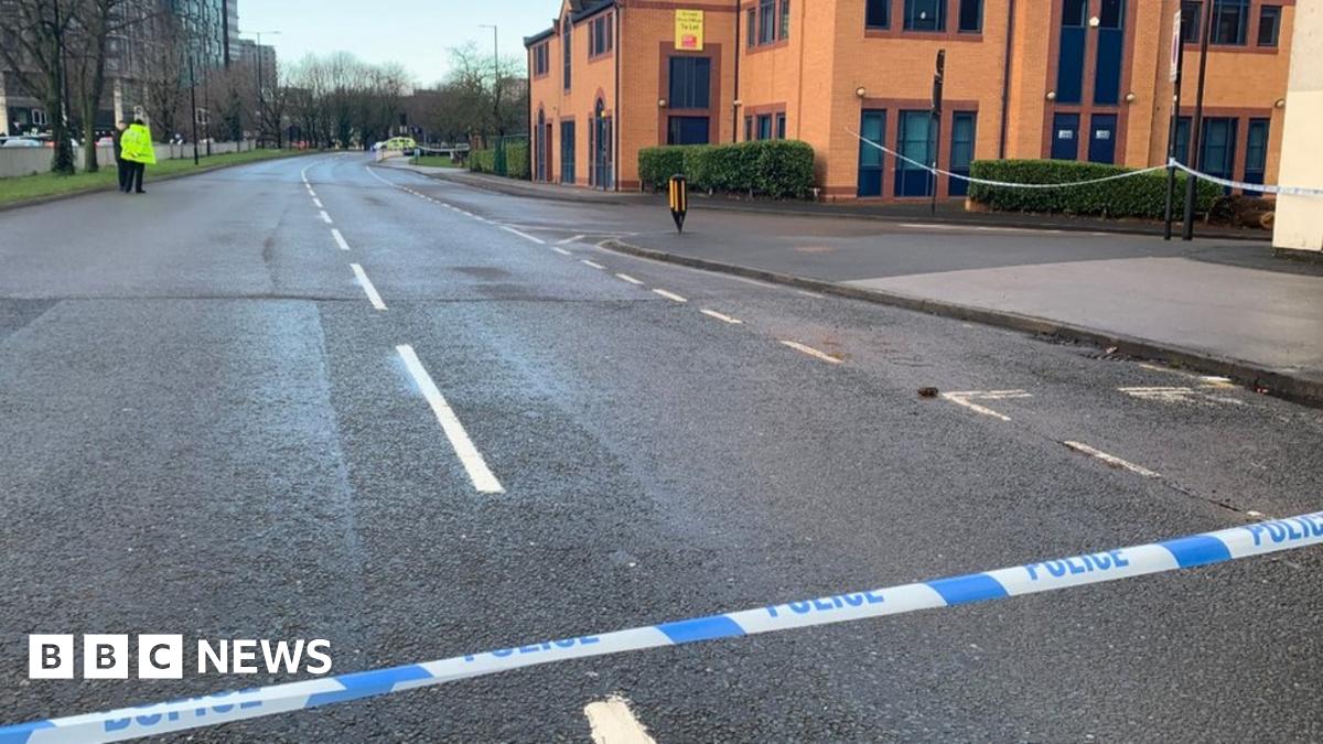 Man seriously injured in suspected stabbing in Sheffield - BBC News
