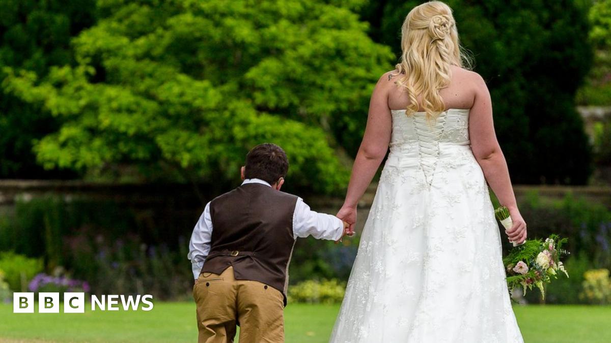 'I fell in love and married a man with dwarfism' - BBC News
