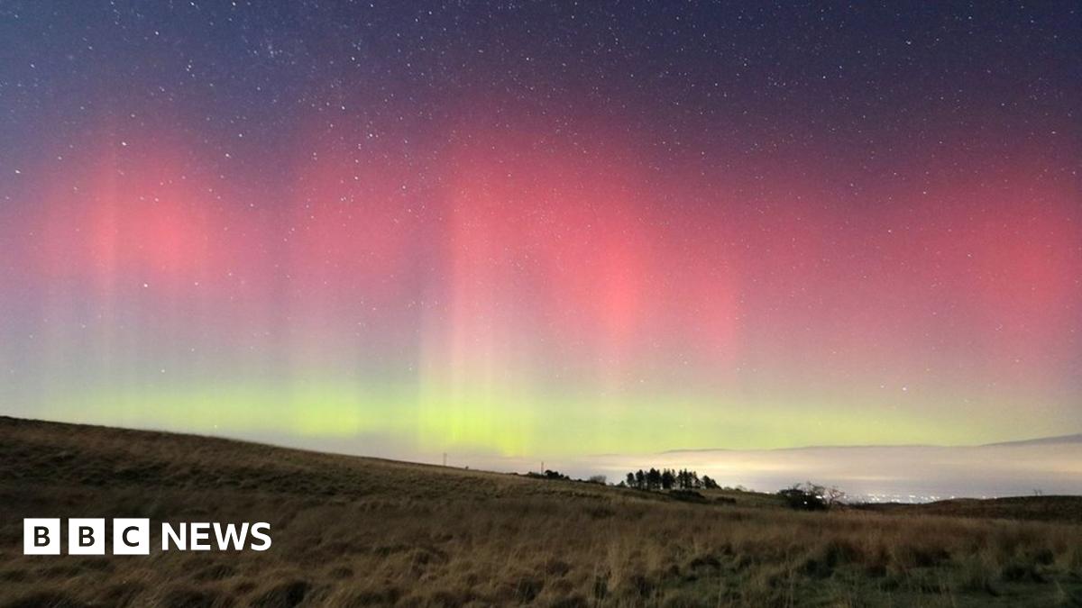 In pictures: Northern Ireland delights in northern lights - BBC News