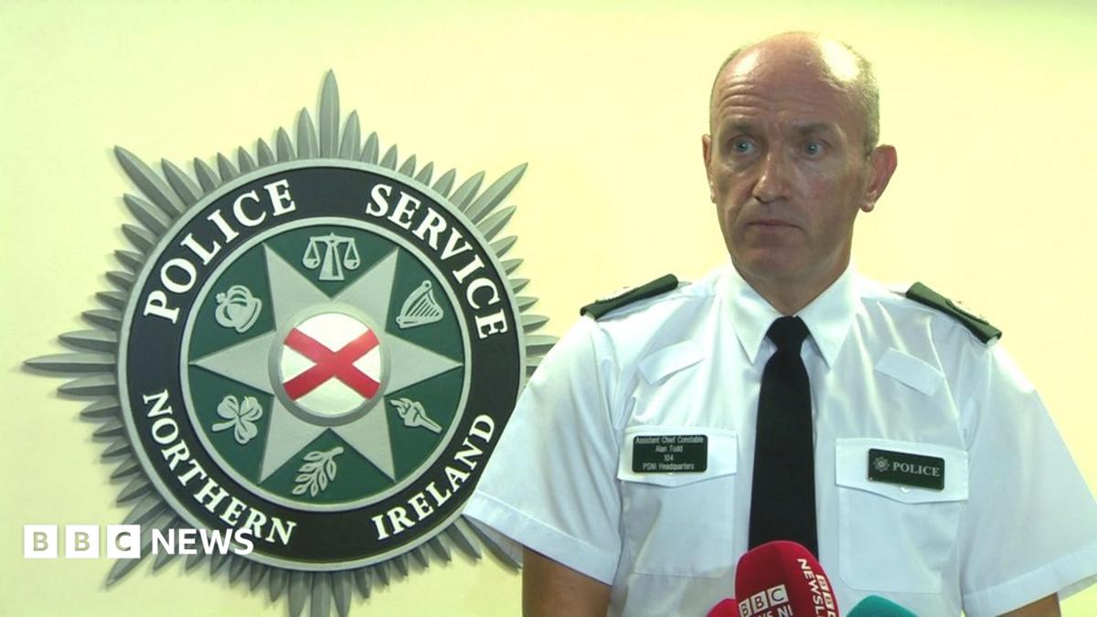 Alan Todd: Senior PSNI commander to stand down - BBC News