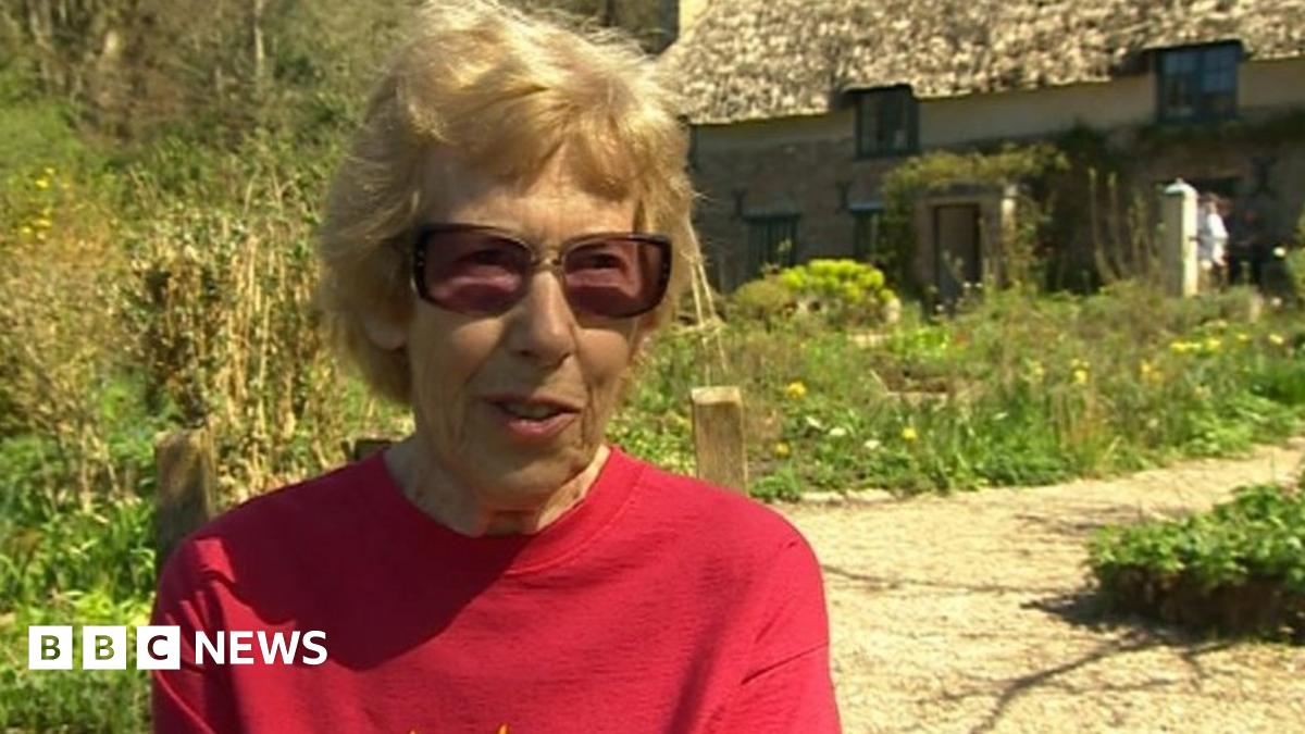 Hardy Way writer completes cancer walk challenge - BBC News